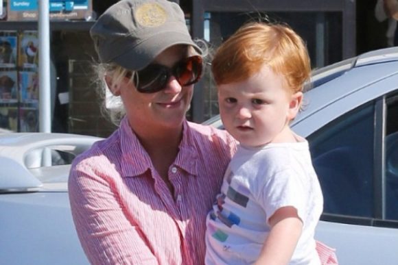 Amy Poehler spotted with her baby Archie Arnett | Ecelebritymirror